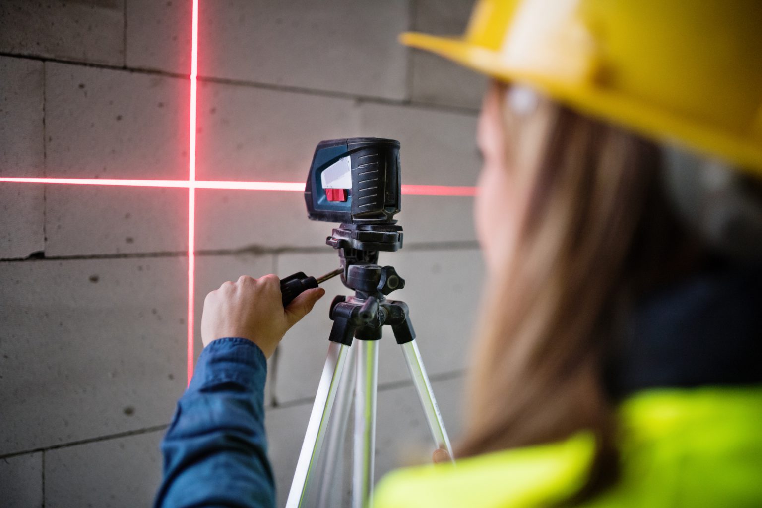 Krysslaser - så använder du en krysslaser för raka linjer - BYGG.se